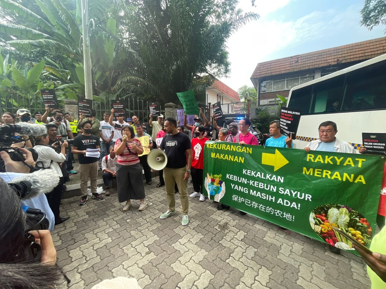 Malaysia: The government must stop harassing protesters and restricting ...